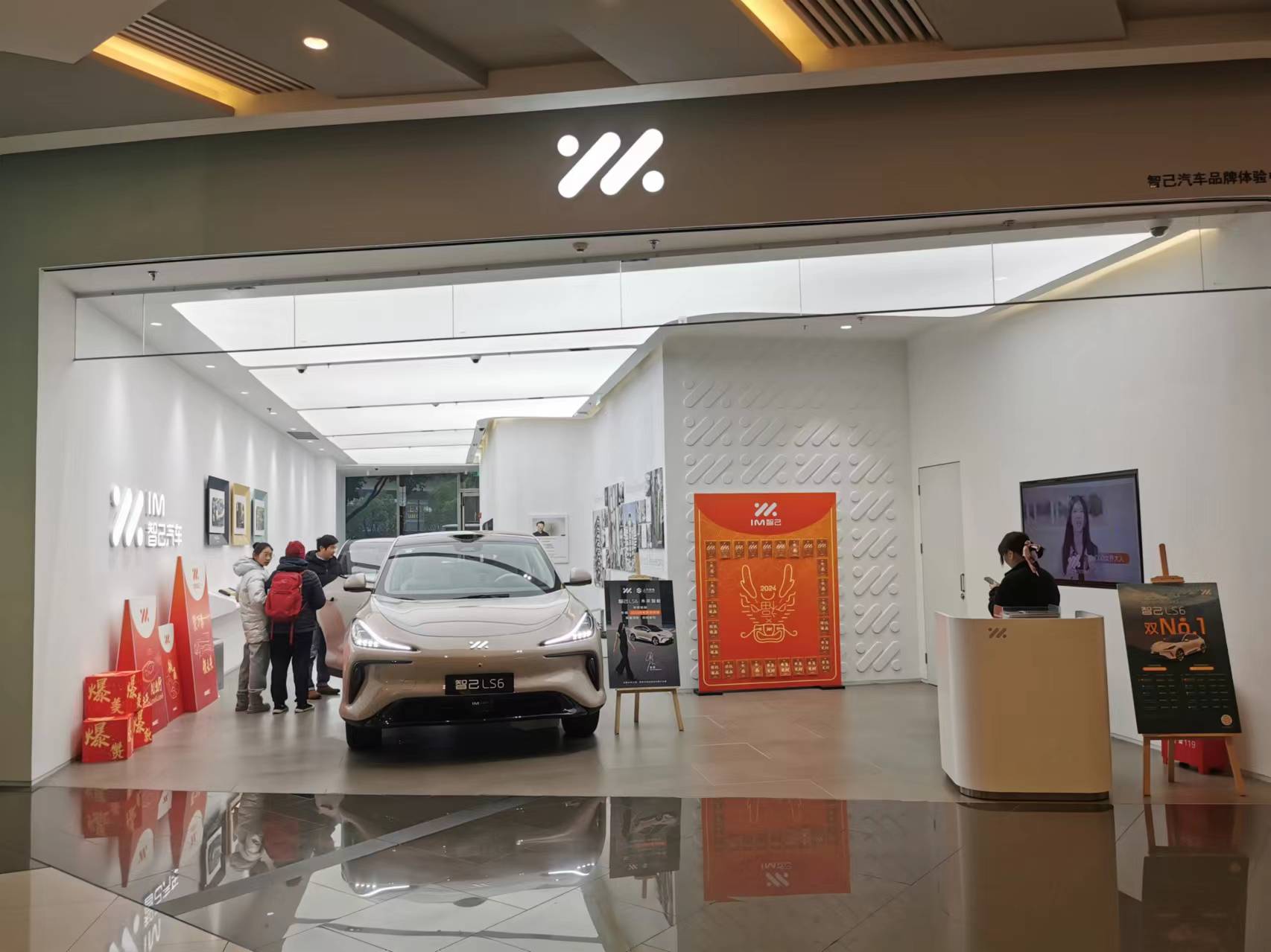 Stockpiles at China new-car stores rise after falling 3 months | Automotive News